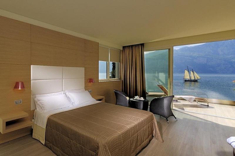 CASTELLO LAKE FRONT HOTEL, accommodation